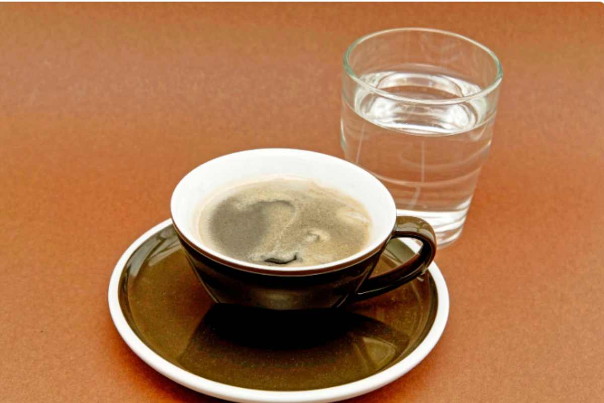 Caffè, il bicchiere d'acqua si beve prima o dopo? Togliamoci ogni ...